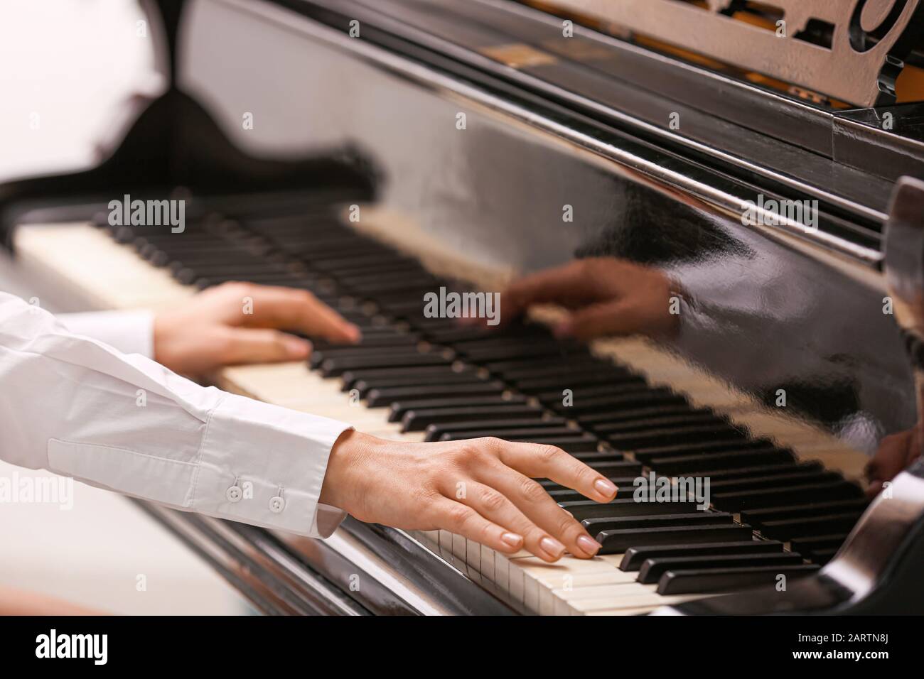 Female pianist playing grand piano hi-res stock photography and images ...