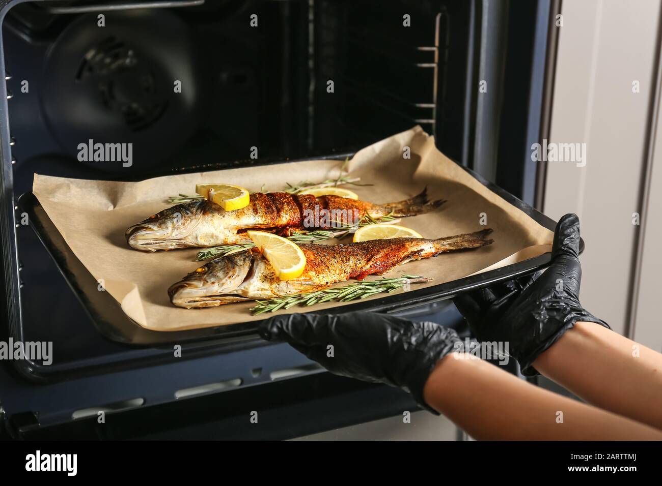 Fish cooked in parchment paper hi-res stock photography and images - Alamy