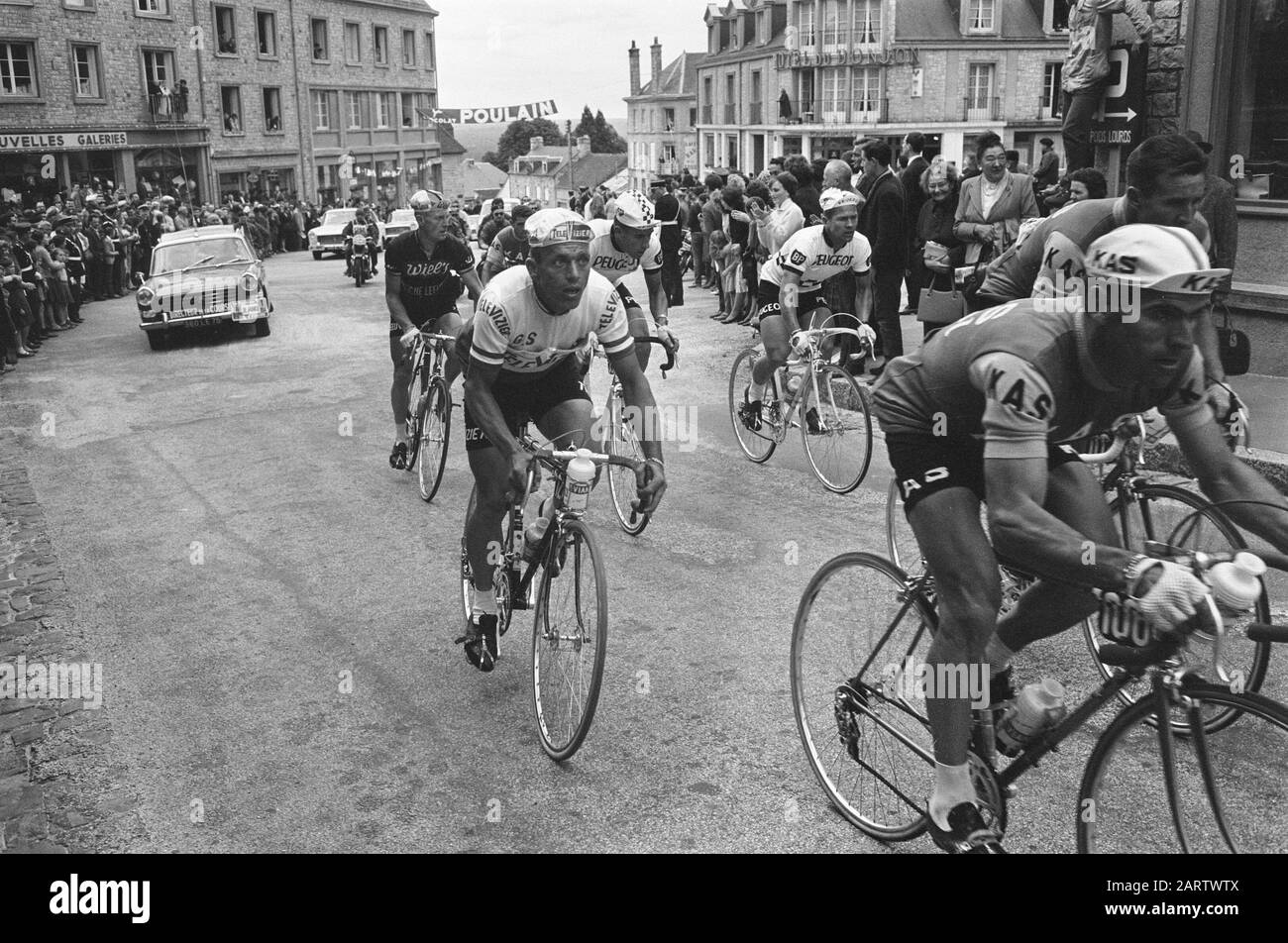 Tour de france mountain terrain hi-res stock photography and images - Alamy