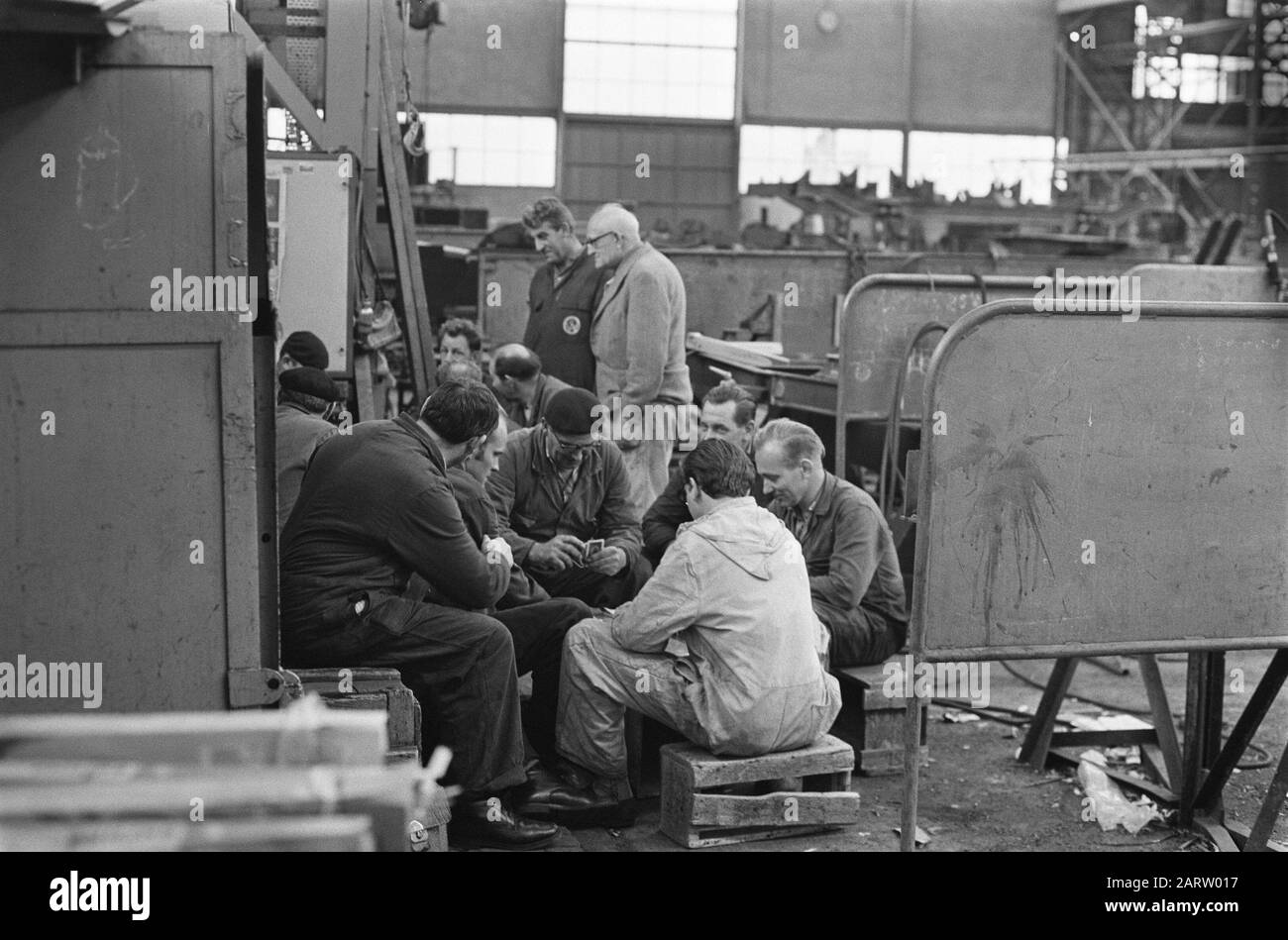 Strike at Werkspoor Utrecht continues. Group of workers Date: November ...