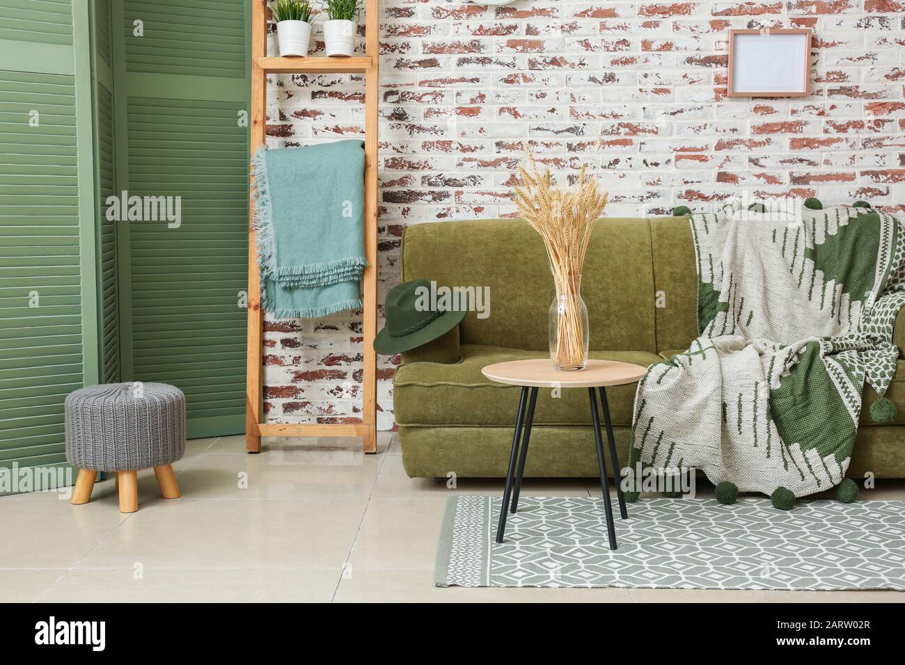 Interior of modern comfortable living room Stock Photo - Alamy