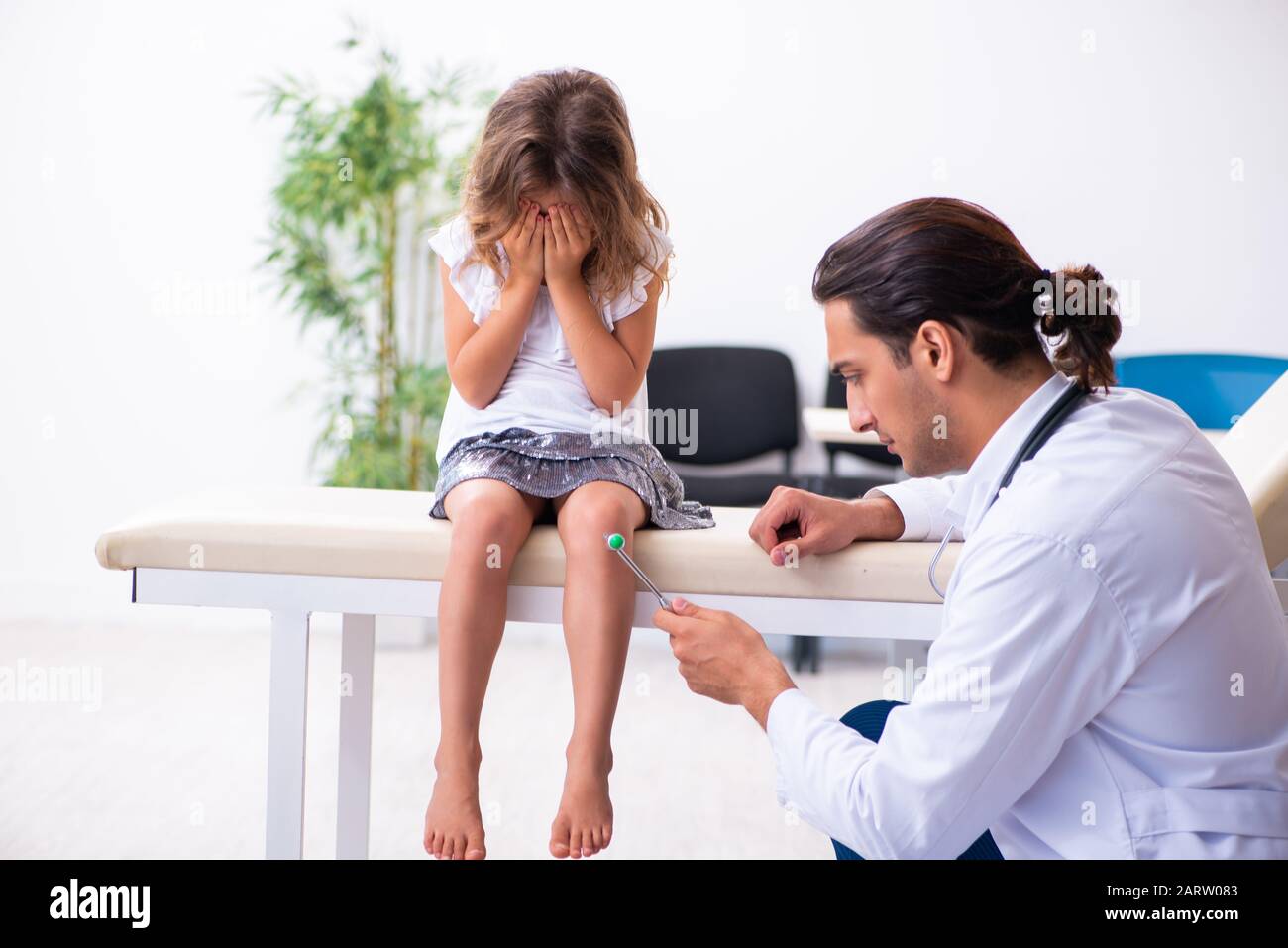 The young doctor pediatrician with small girl Stock Photo - Alamy