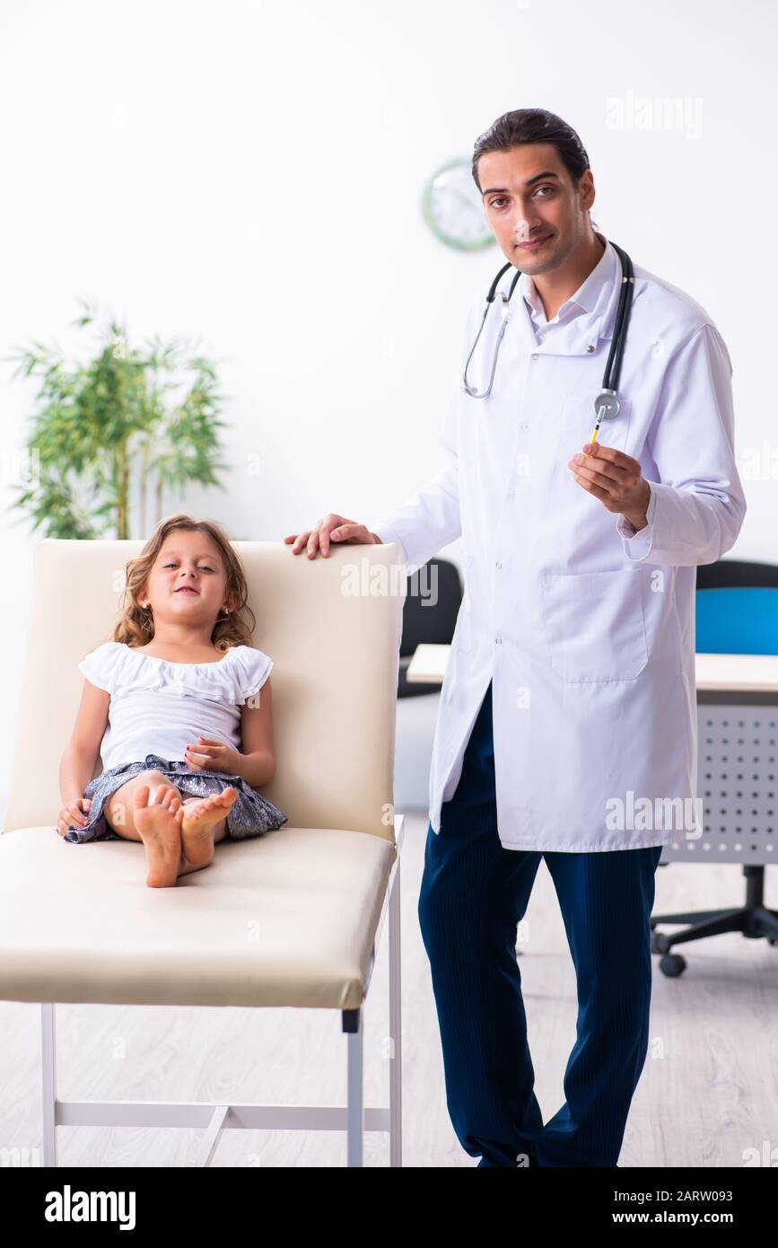 The young doctor pediatrician with small girl Stock Photo - Alamy