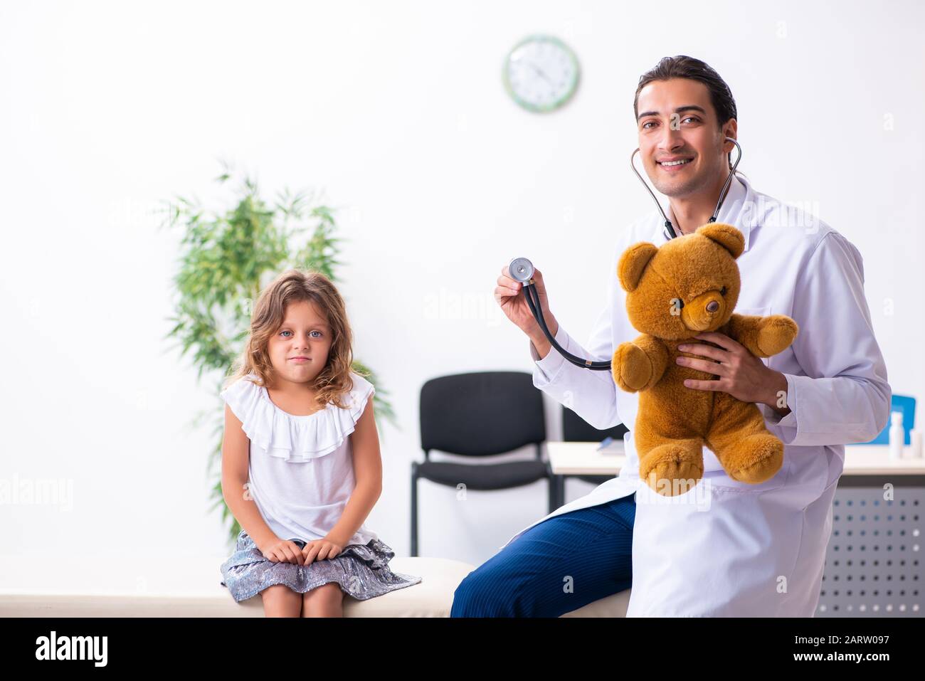 The young doctor pediatrician with small girl Stock Photo - Alamy