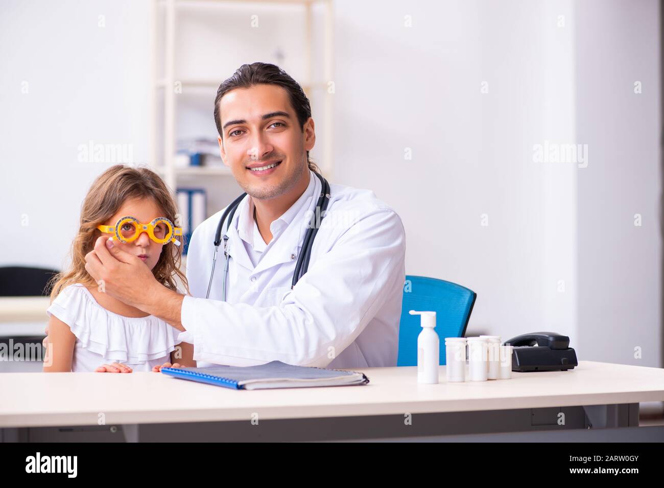 The young doctor pediatrician with small girl Stock Photo - Alamy
