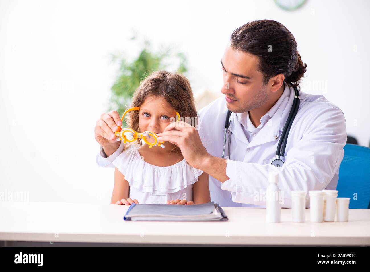 The young doctor pediatrician with small girl Stock Photo - Alamy