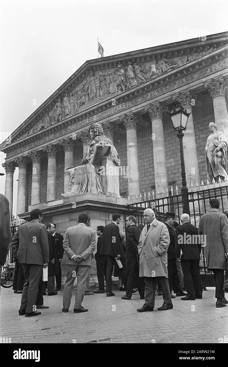 1968 paris strikes hi-res stock photography and images - Alamy