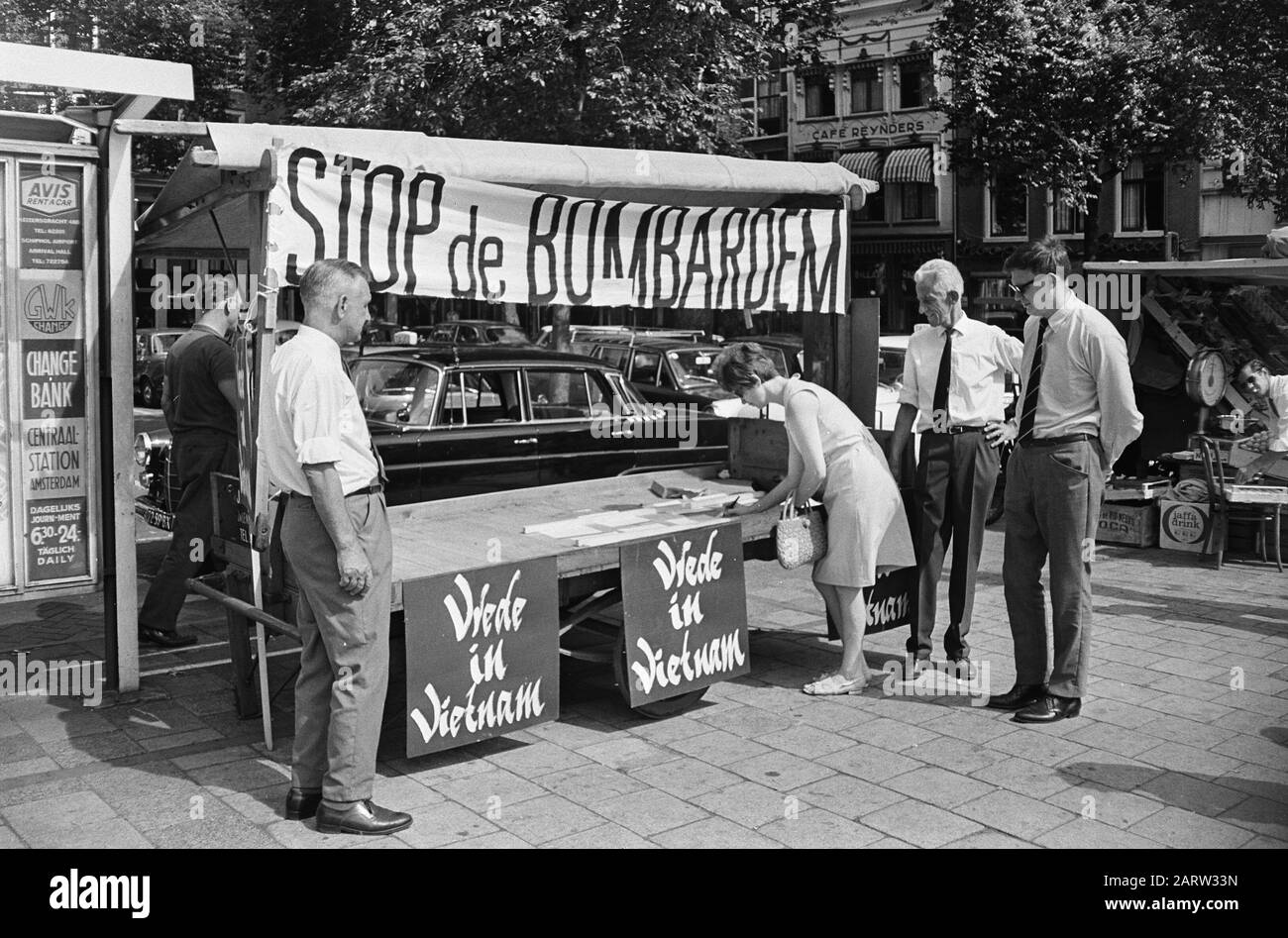 Stalls for Vietnam action. Stall on Leidseplein second right Piet Nak ...