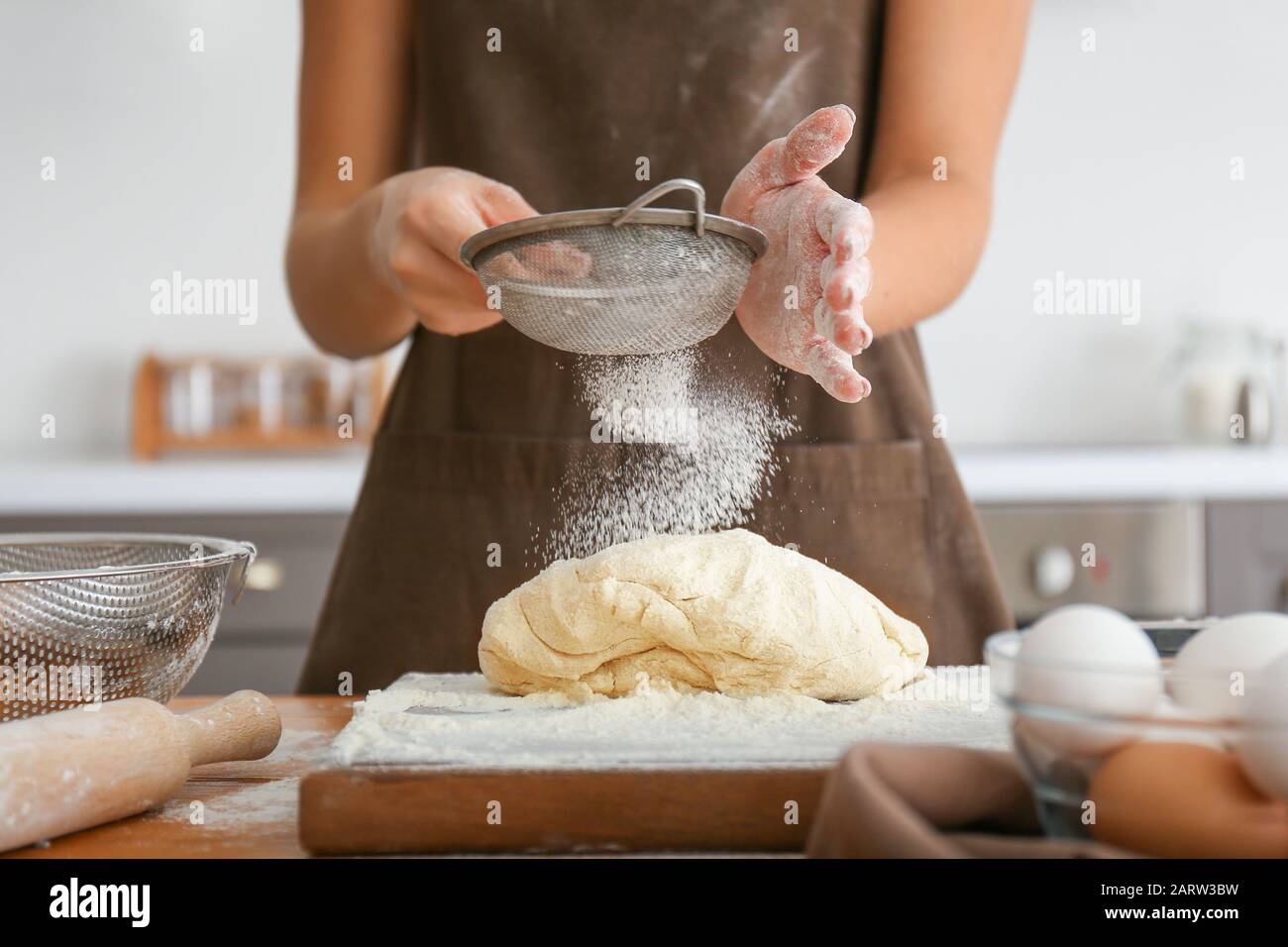 Sieving flour hi-res stock photography and images - Alamy