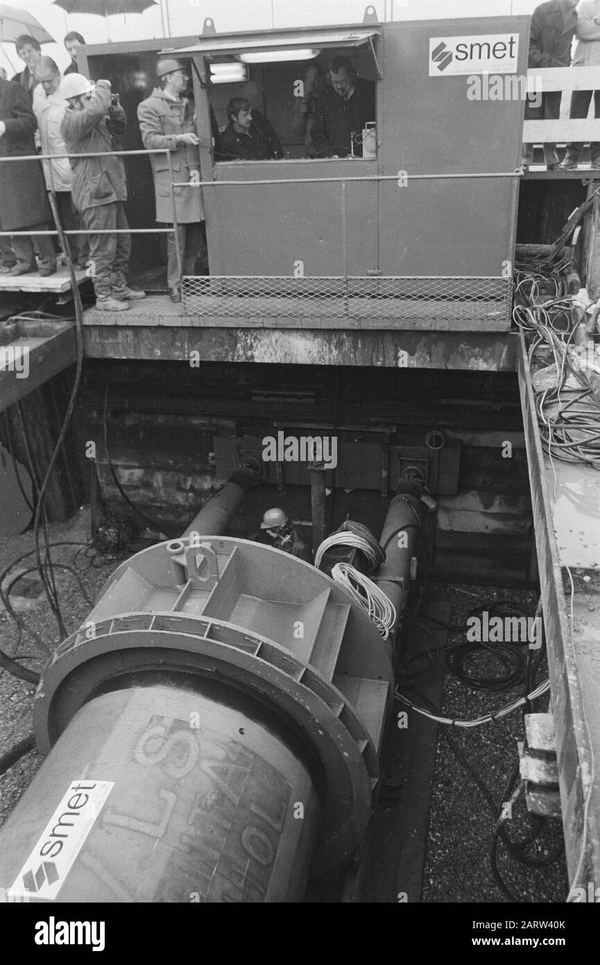 Start pushing tubes under A4 at Schiphol; construction pit from which ...