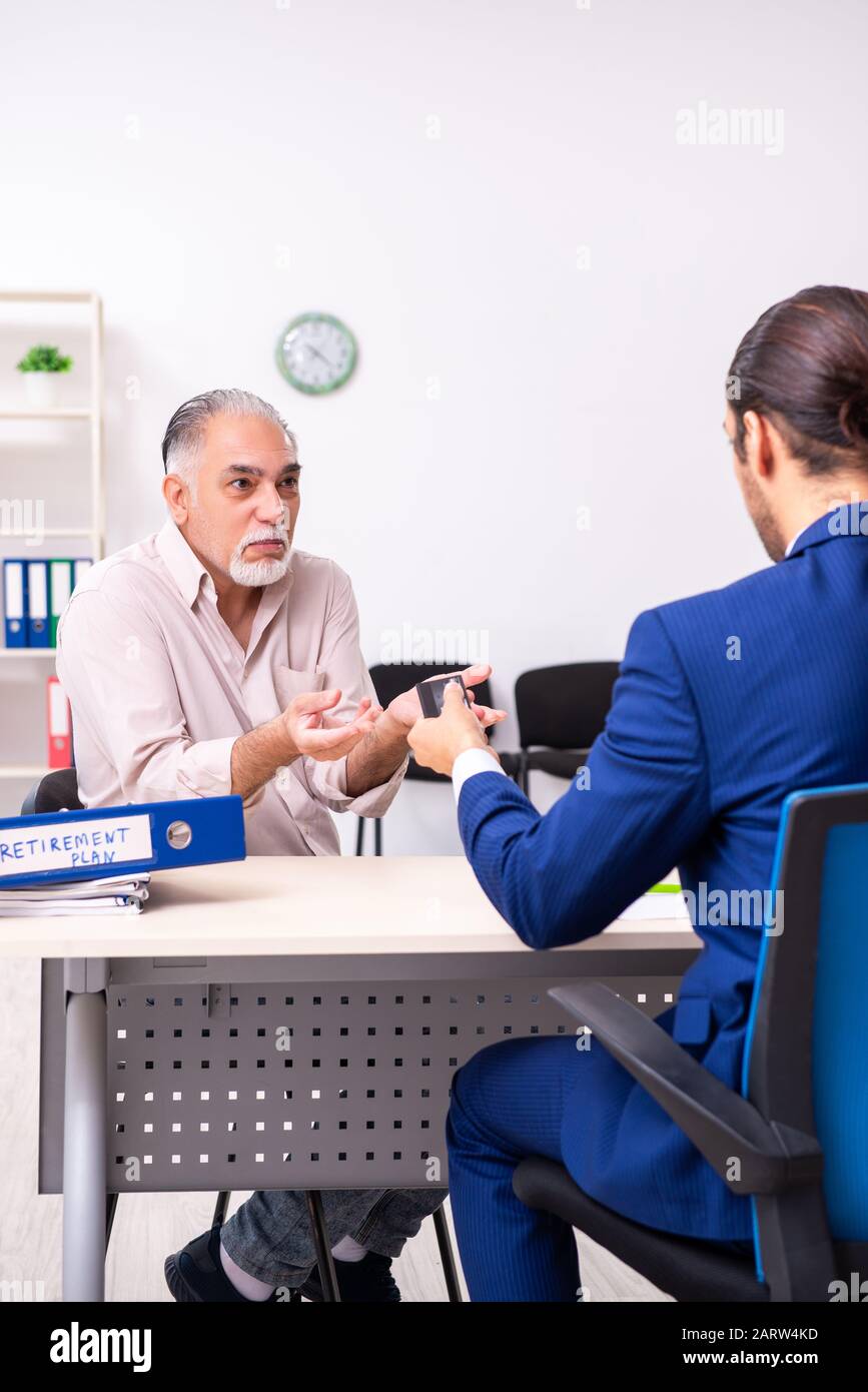 The financial advisor giving retirement advice to old man Stock Photo ...