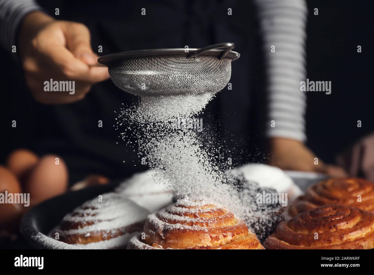 Sprinkling sugar hi-res stock photography and images - Alamy