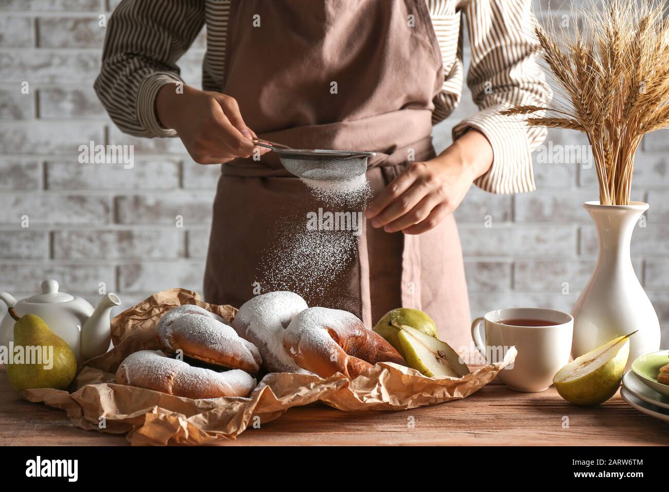 Woman sieve sprinkling sugar hi-res stock photography and images - Alamy