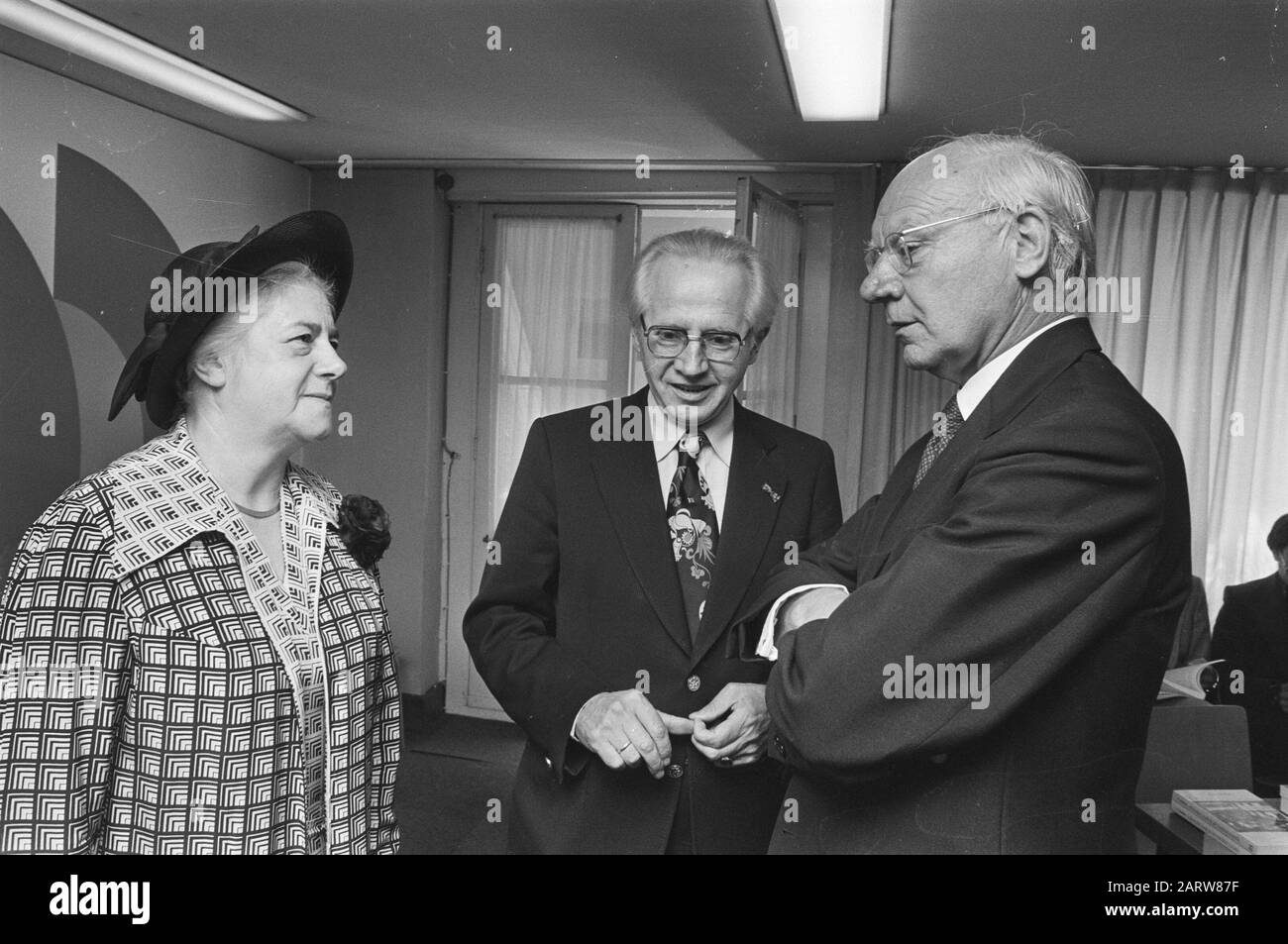 Vondeling hands Jongeling (GVP) book about Jongeling v.l.n.r. mrs ...