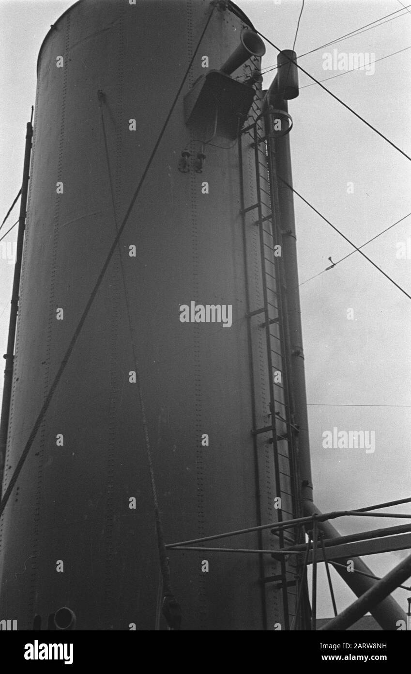 Merchant ship world war ii Black and White Stock Photos & Images - Alamy