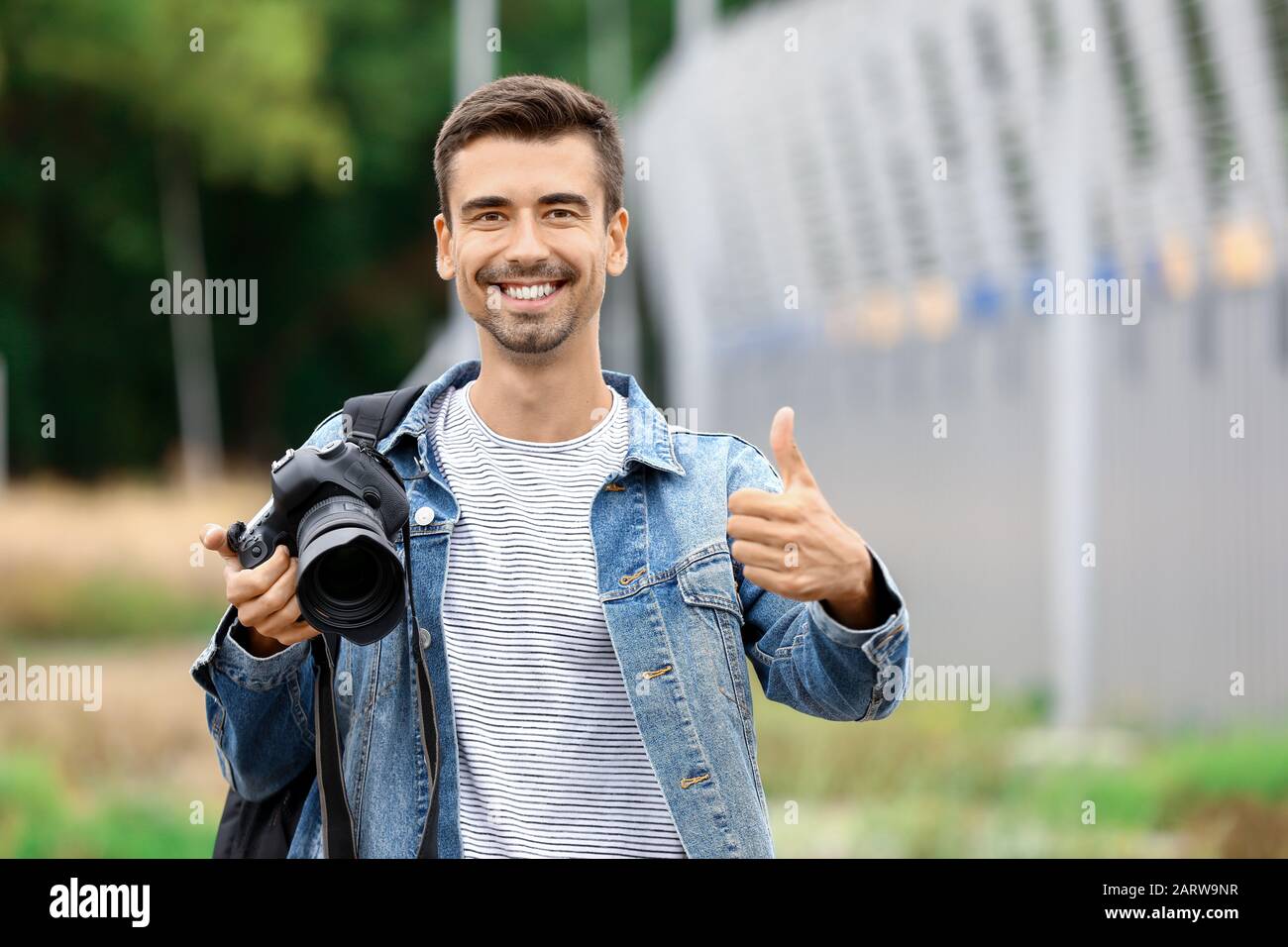 Thumb shoot hi-res stock photography and images - Alamy