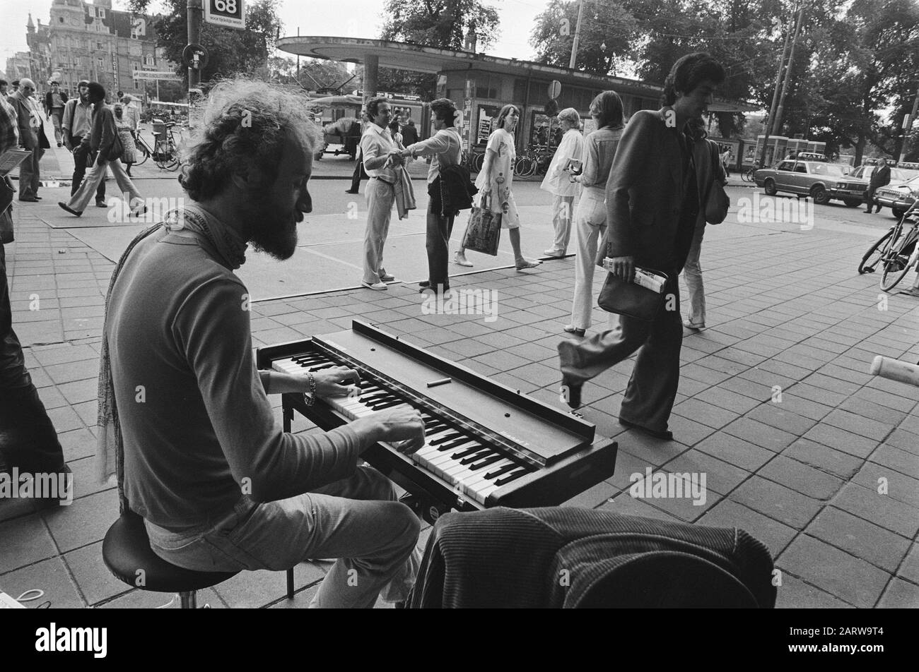 Street piano hi-res stock photography and images - Alamy