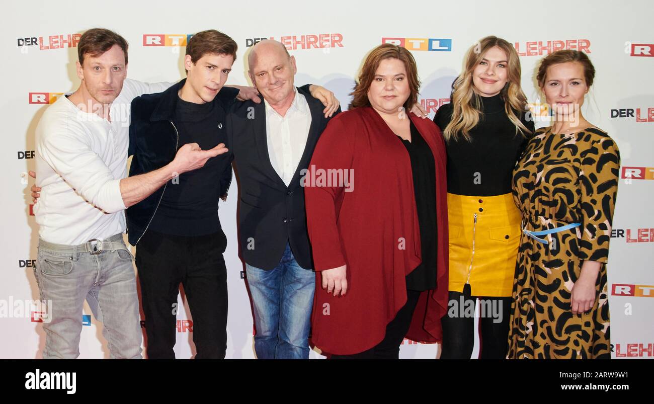 Berlin, Germany. 29th Jan, 2020. The actors Hendrik Duryn (l-r), Julius ...