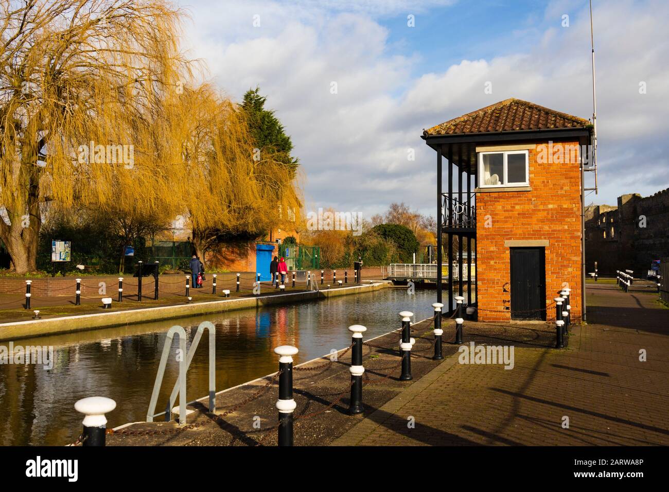 Canal town england hi-res stock photography and images - Alamy