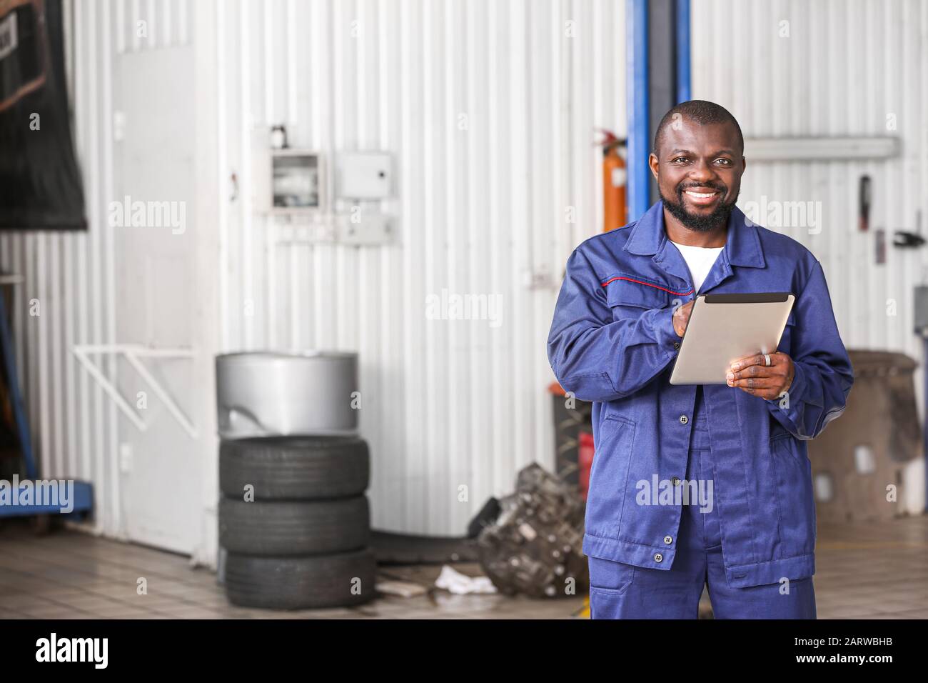 Mechanic tablet pc repairing car hi-res stock photography and images ...