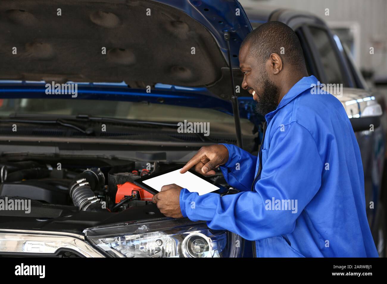 Mechanic tablet pc repairing car hi-res stock photography and images ...