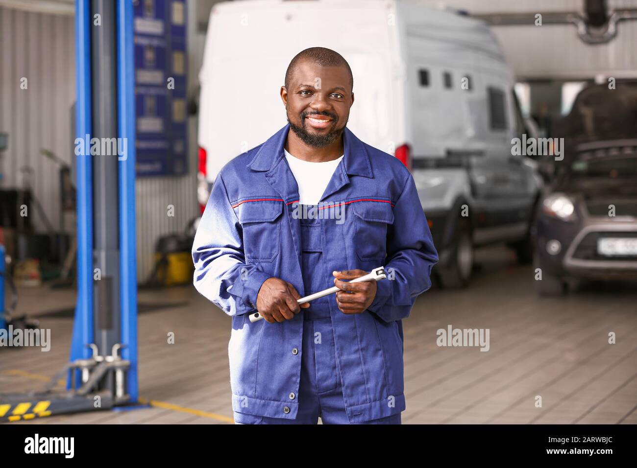 African american mechanic hi-res stock photography and images - Alamy