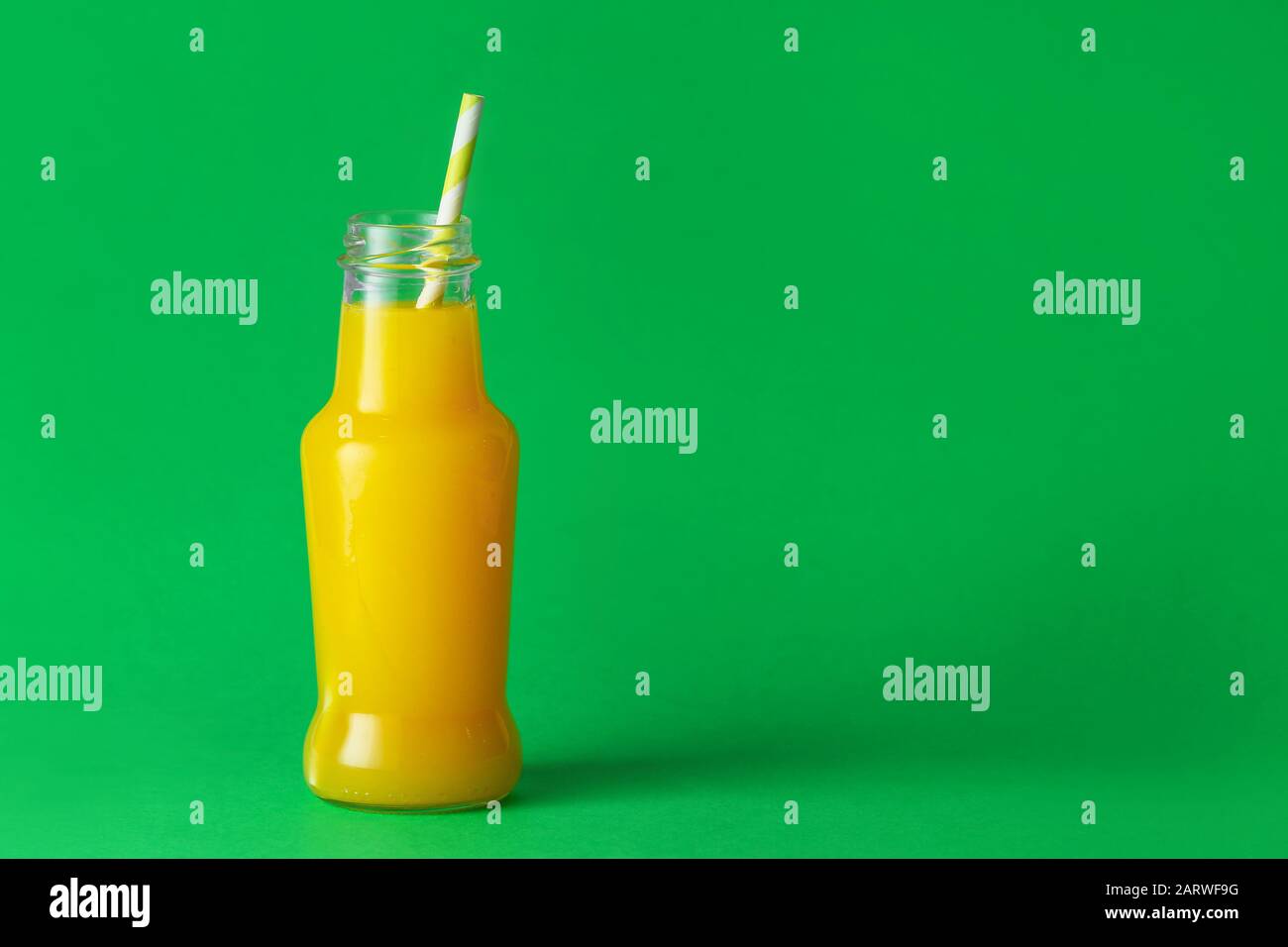 Bottle of fresh orange juice on color background Stock Photo - Alamy