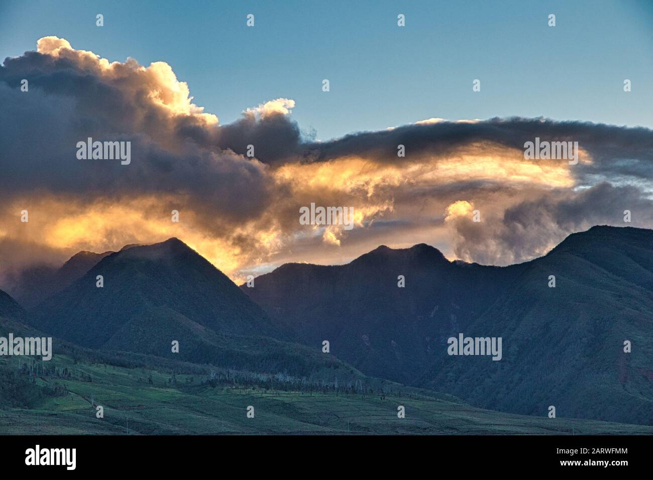 Sun through mountains hi-res stock photography and images - Alamy