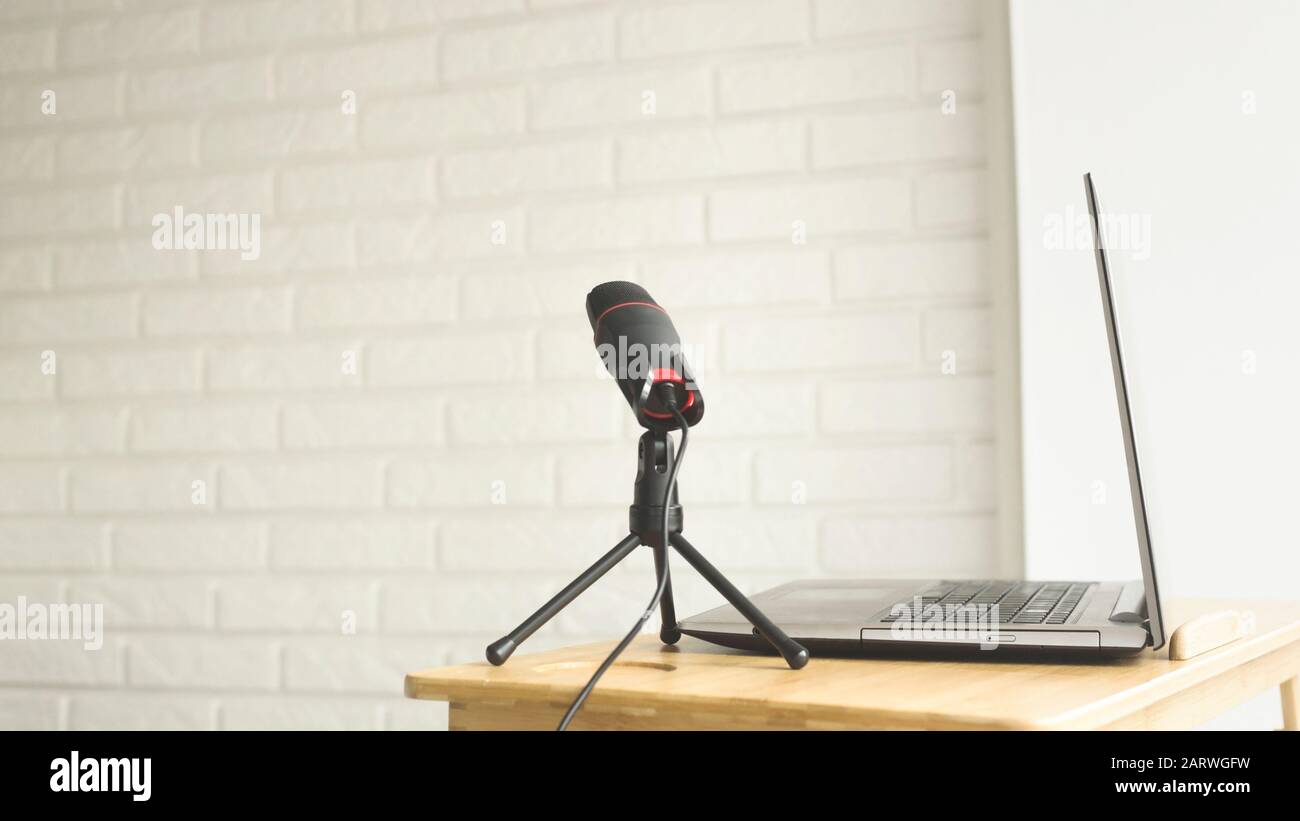 Microphone booth hi-res stock photography and images - Alamy