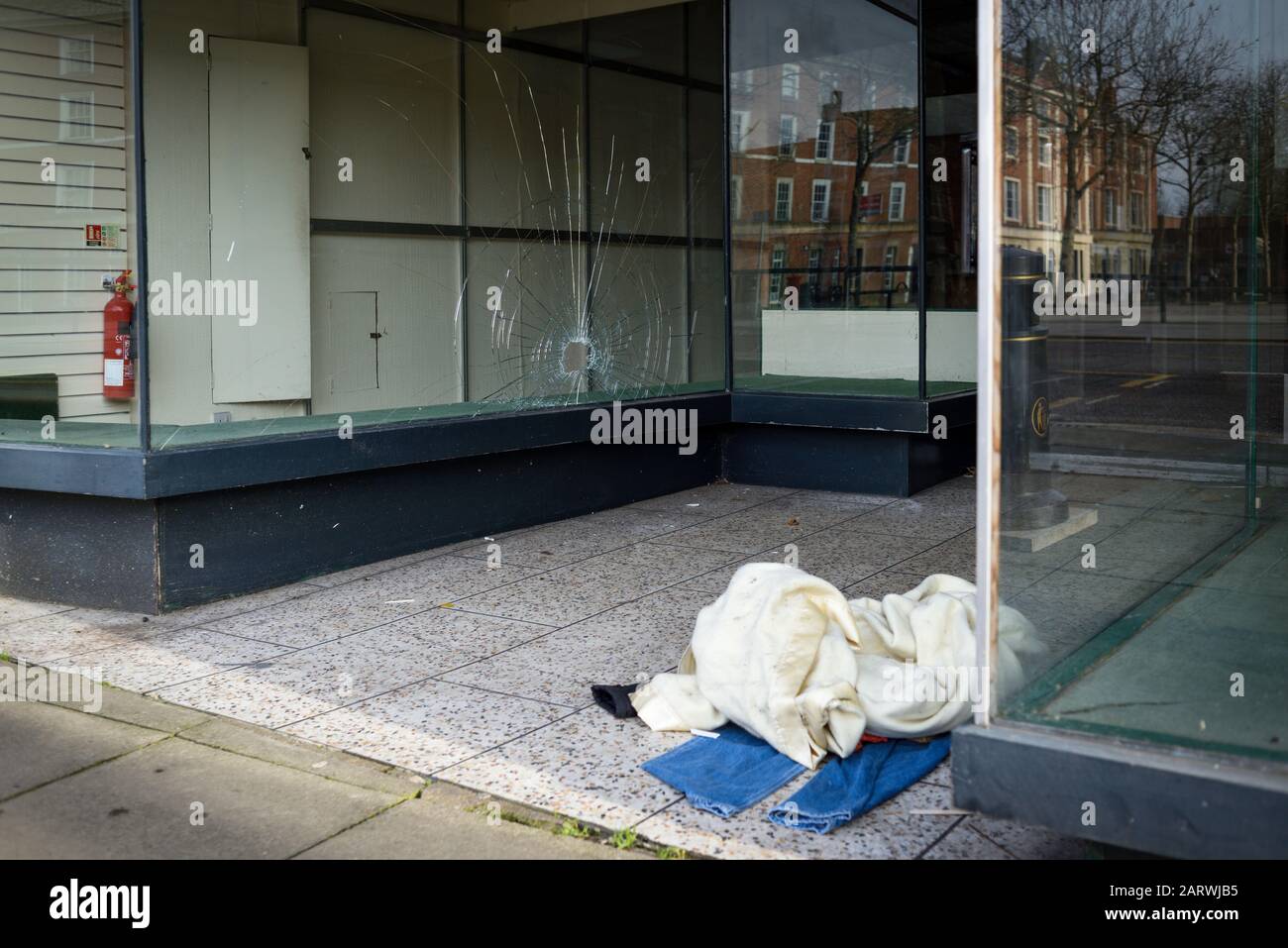 Homeless person shop doorway hi-res stock photography and images - Alamy