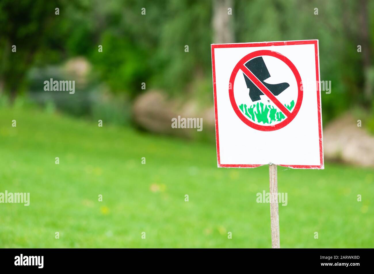 Sign prohibited to walk at grass lawn Stock Photo - Alamy