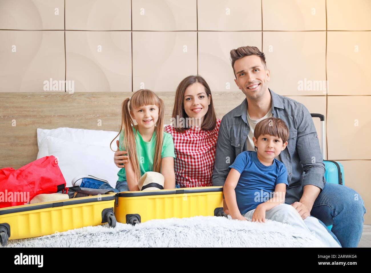 Family packing vacation mother hi-res stock photography and images - Alamy