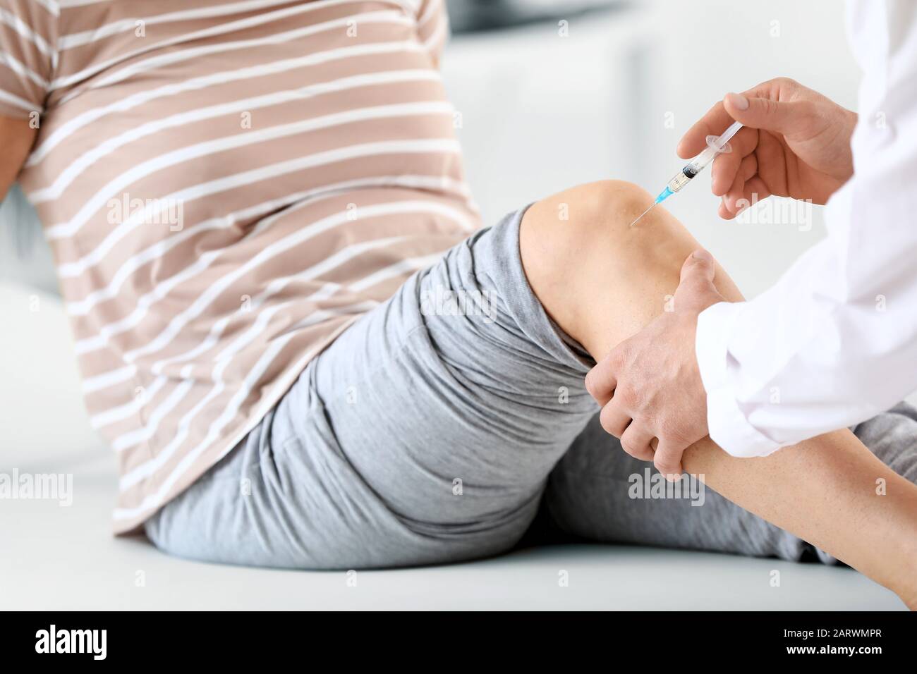 Doctor giving painkiller injection hi-res stock photography and images ...