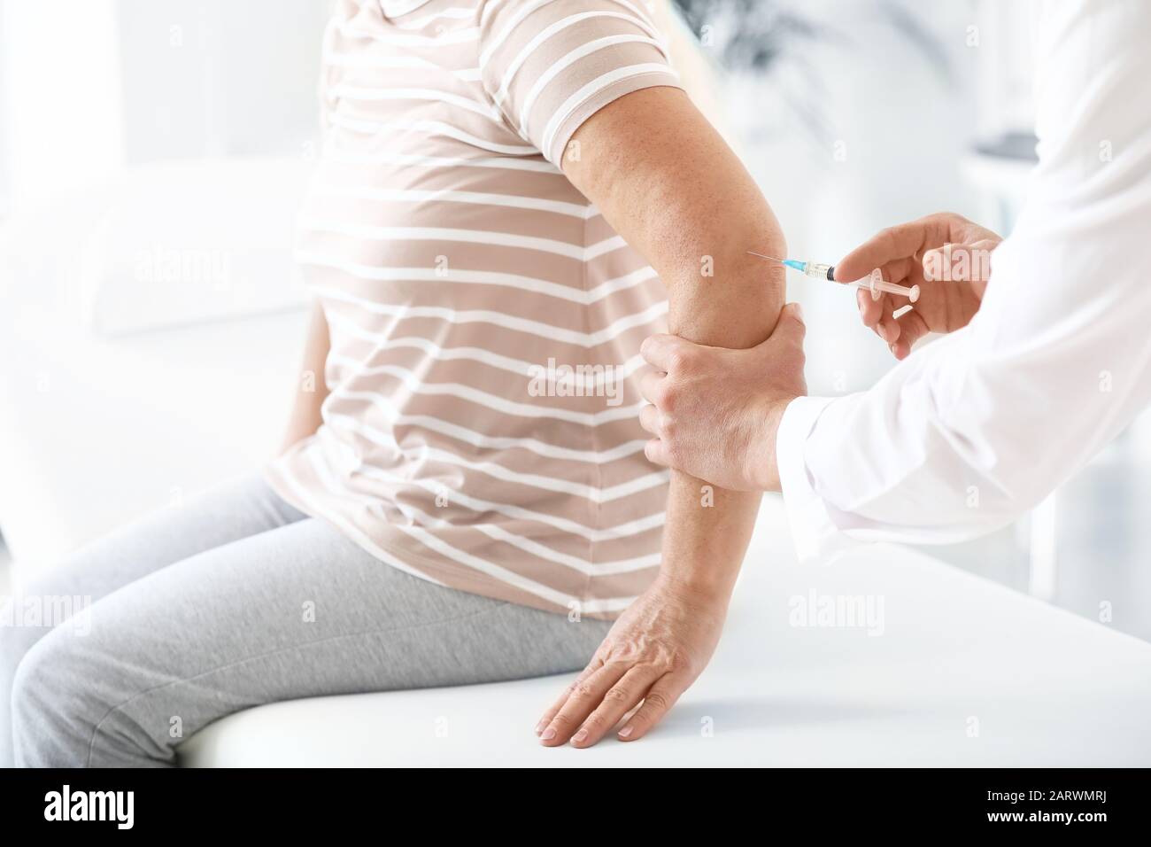 Doctor giving painkiller injection hi-res stock photography and images ...