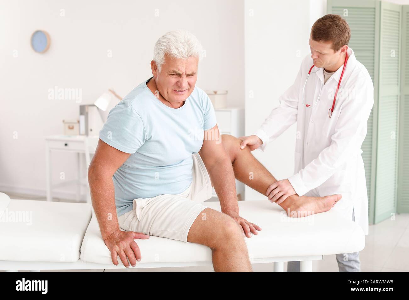 Man doctor visit leg hi-res stock photography and images - Alamy