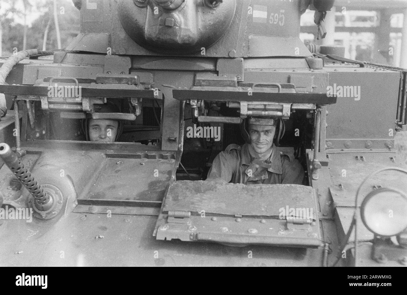 Recordings armored cars [Stuart tanks Squadron Fighters KNIL] Tank crew ...