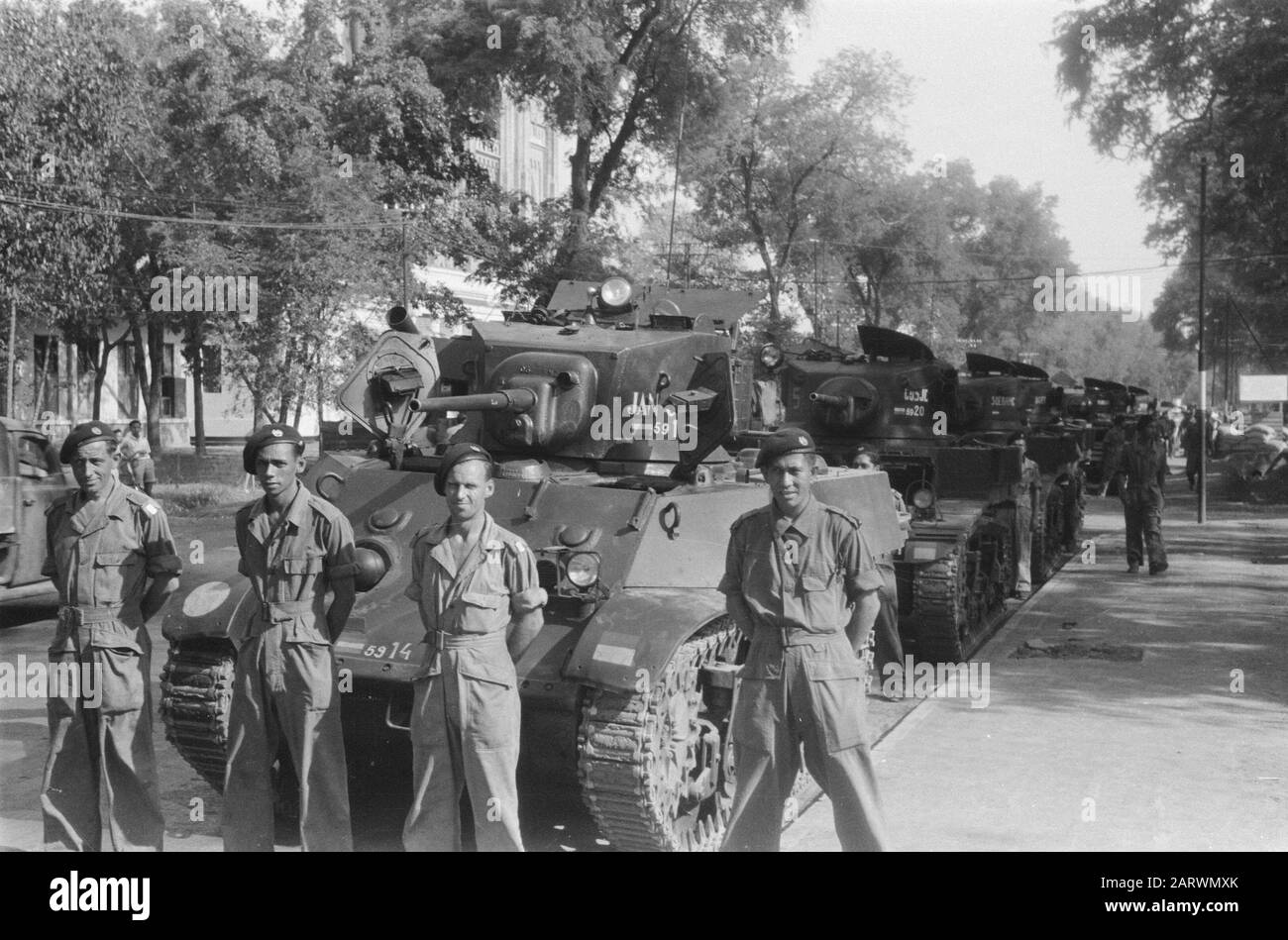 Inspection Colonel Sluyter (U-brigade) Tank crew poses for a column ...