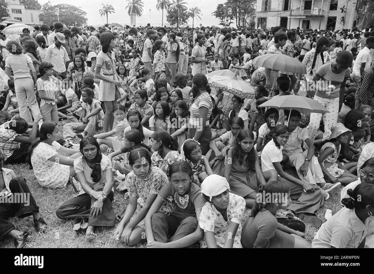 Preparation for independence in Suriname; spectators at boat races Date ...