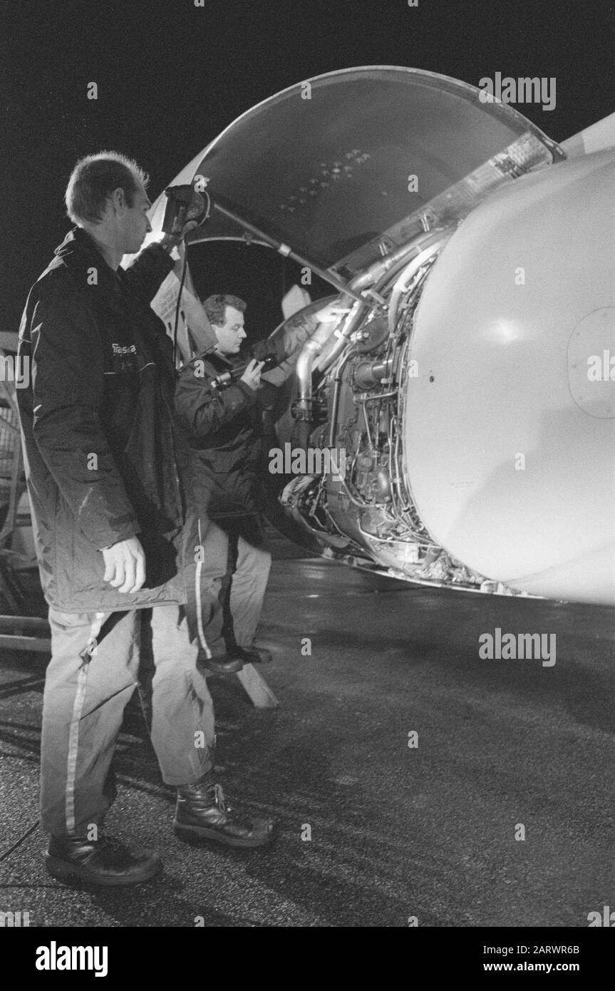 Control of the engines of a Boeing 737-300 from Transavia at Schiphol ...