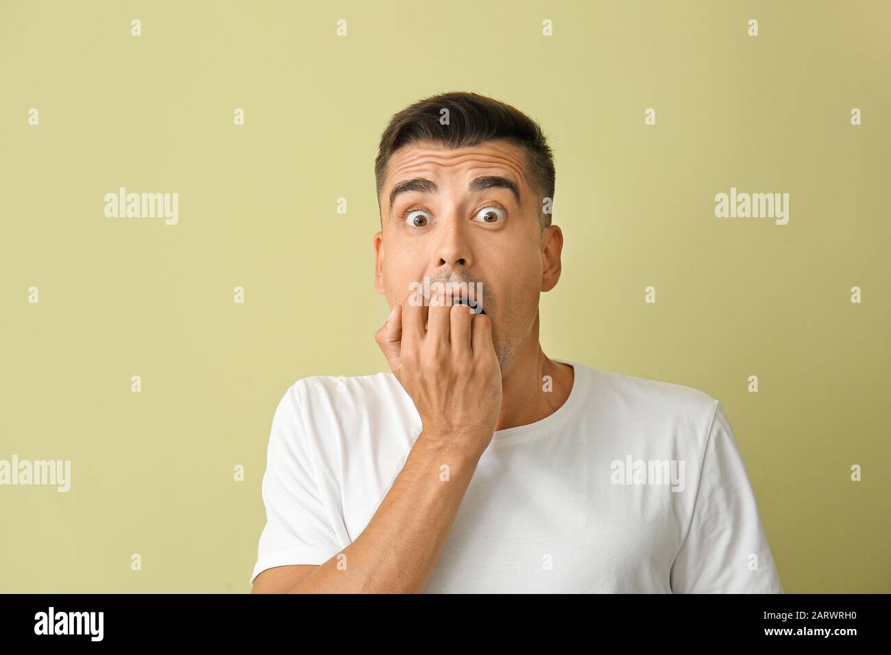 Shocked young man on color background Stock Photo - Alamy