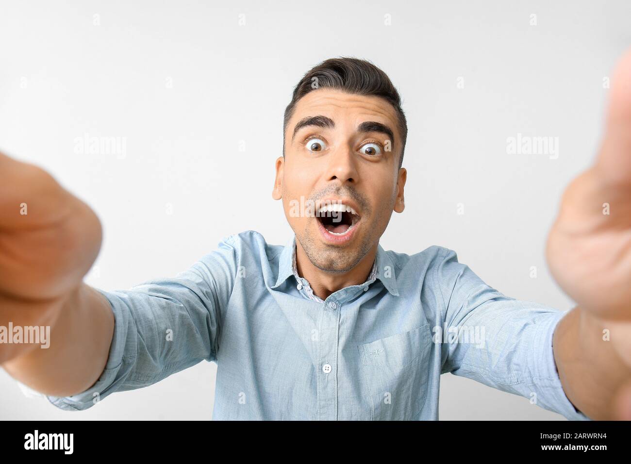 Photo shocked surprised guy hi-res stock photography and images - Alamy