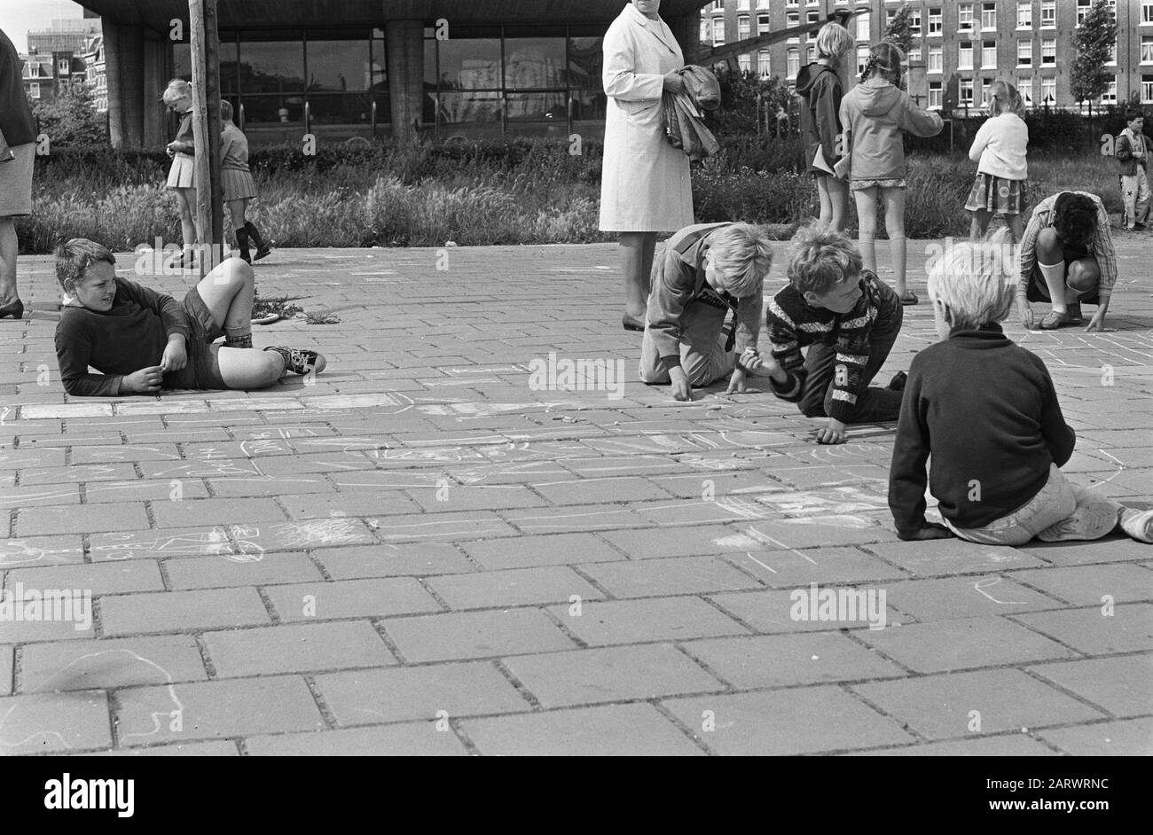 Drawing on the street for children. At work in the Wibautstraat Date ...