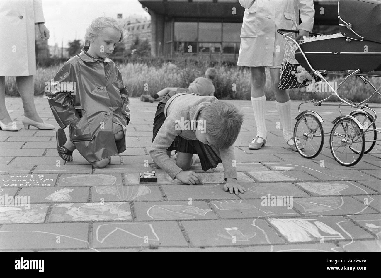 Drawing on the street for children. At work in the Wibautstraat Date ...