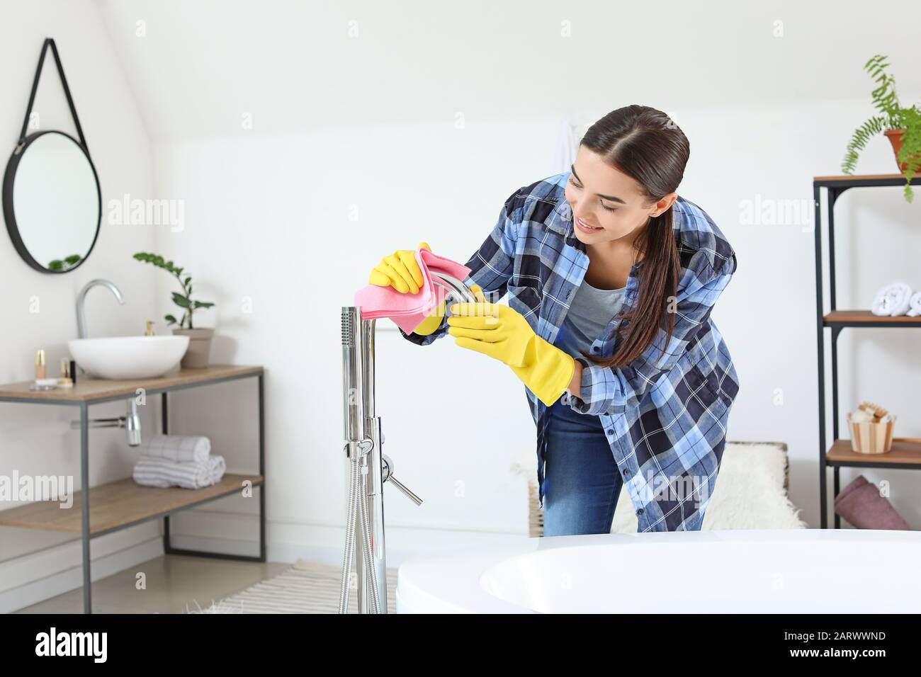 Beautiful young woman cleaning bathroom Stock Photo - Alamy