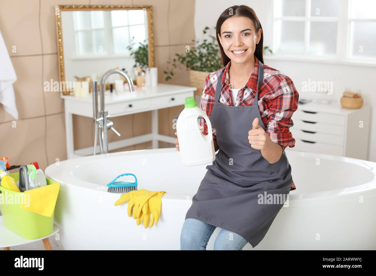 Beautiful young woman cleaning bathroom Stock Photo - Alamy
