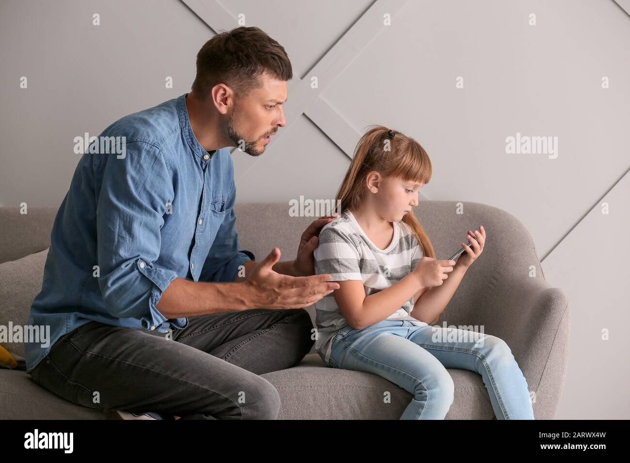 Parent mobile ignoring child hi-res stock photography and images - Alamy