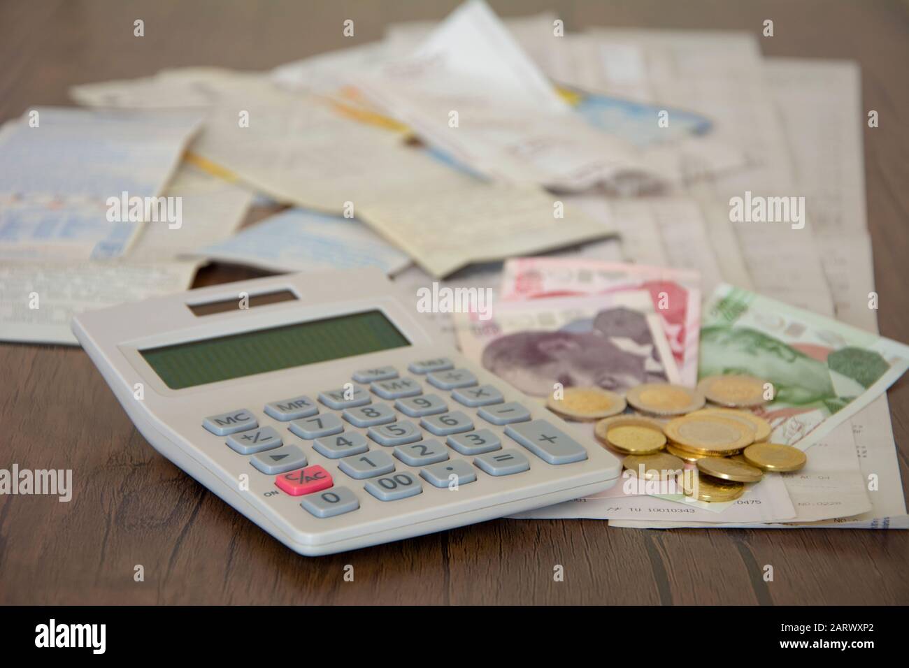 Calculating bills money hi-res stock photography and images - Alamy