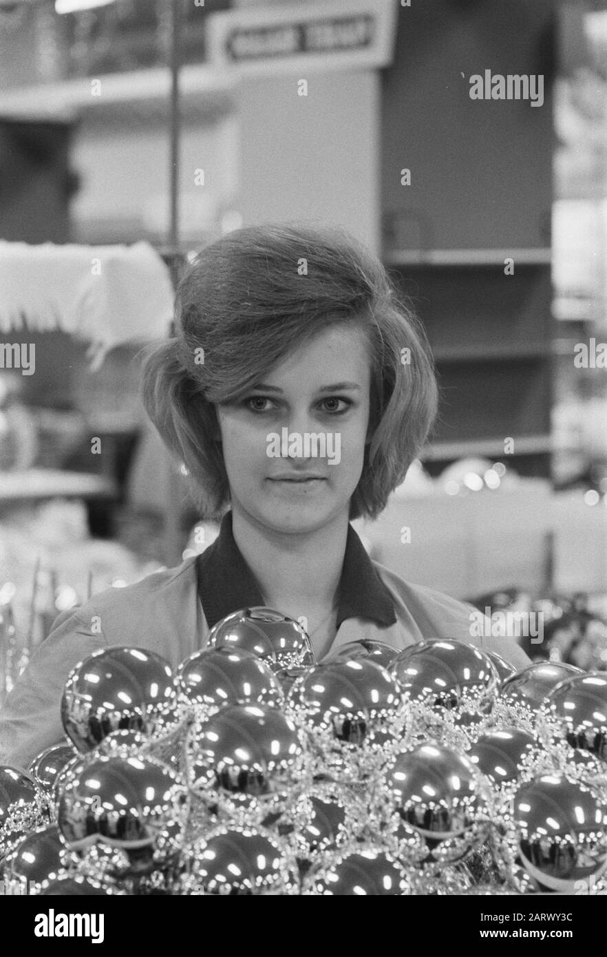 Saleswomen hi-res stock photography and images - Alamy