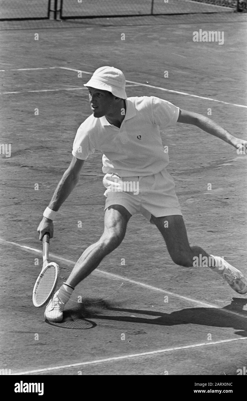 Tennis Championships, Tom Okker in action with cap on Date: August 12, 1965 Keywords ...