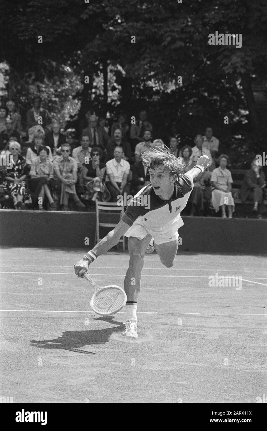 Tennistoernooi The Milky House; Tom Okker in action Date: July 25, 1978 Keywords: tennis Person ...